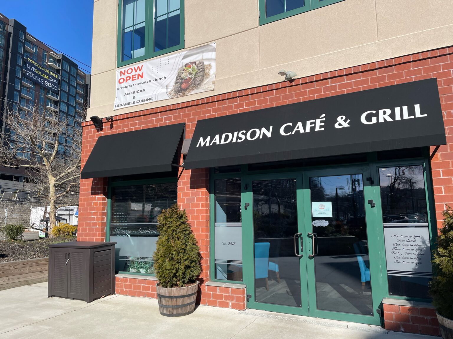 『Madison Cafe & Grill』朝早くから開いていて居心地がよく、ブランチが美味しいお店。エッグベネディクトがおすすめ ...